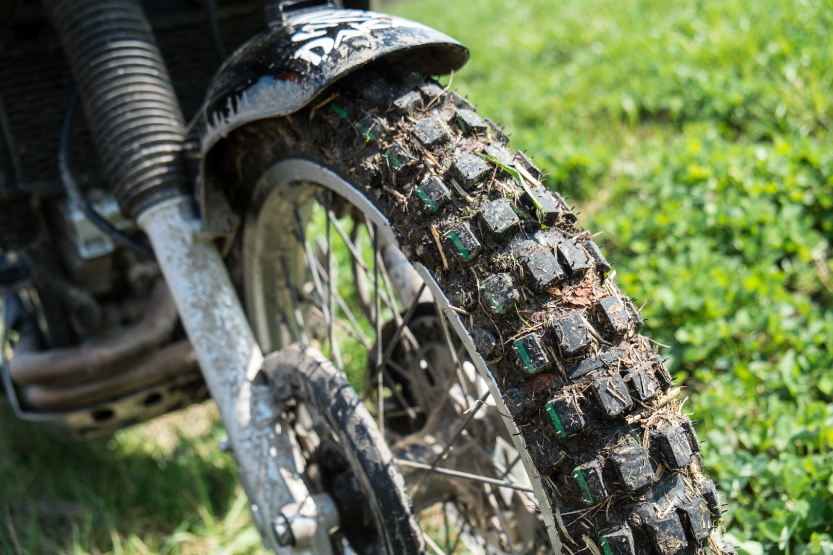 Test des pneus Trail Mitas E-13 et E-09, la performance à petit prix ...