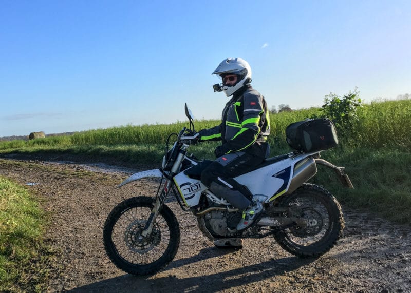 Test du sac de selle SW Motech RackPack – Motard Adventure
