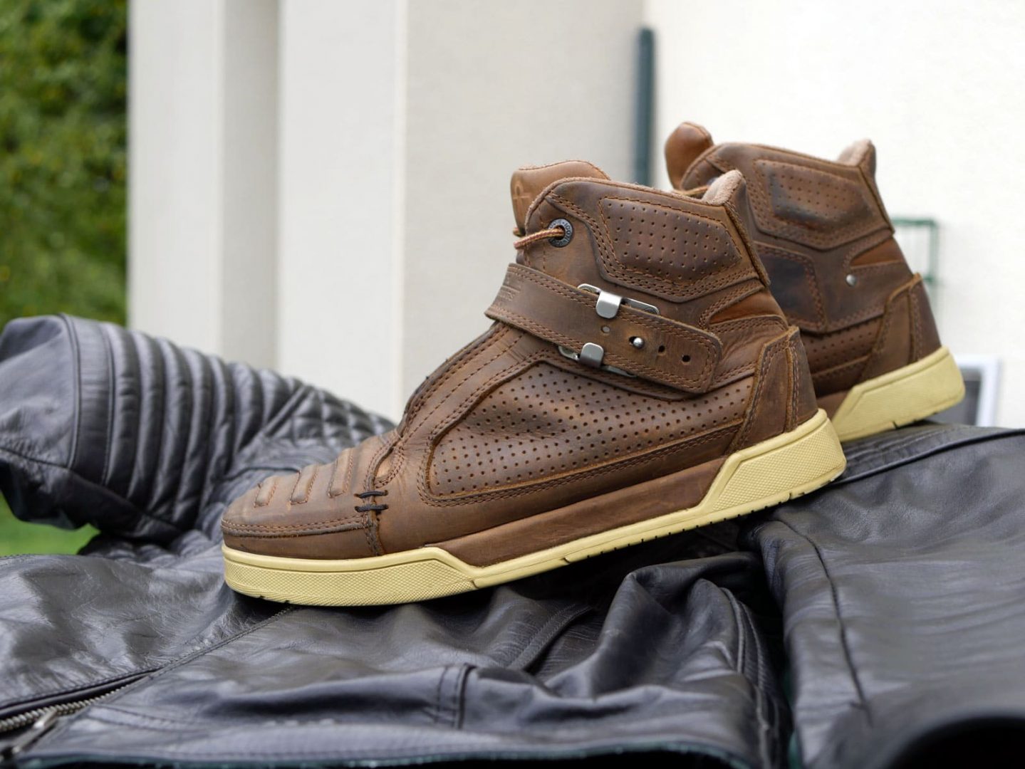 Test des baskets moto Icon 1000 Truant : la classe old-school – Motard ...