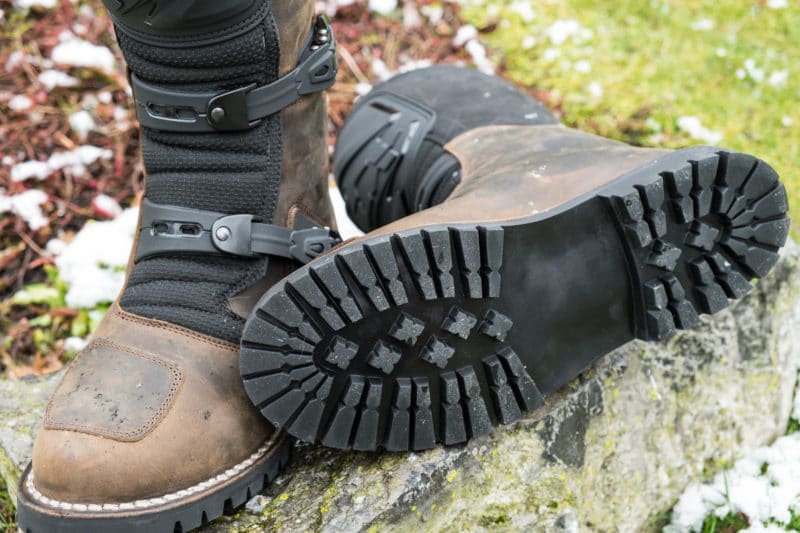 Présentation des bottes moto TCX Drifter Waterproof – Motard Adventure