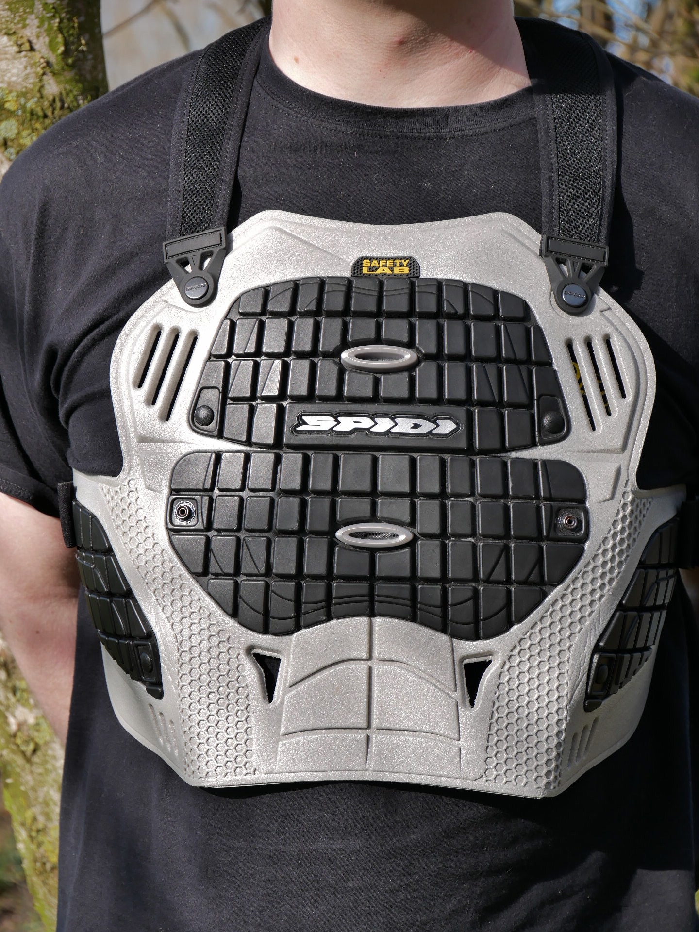 Le plastron de face et de près – Motard Adventure