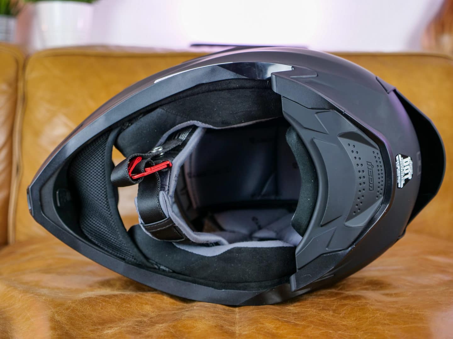 Test du casque Icon Variant Pro : le style pour les aventures estivales ...